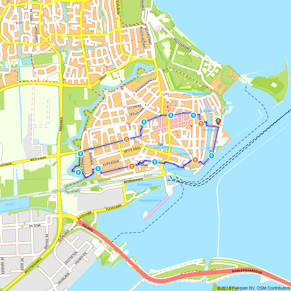 438496 Walking through historic Enkhuizen